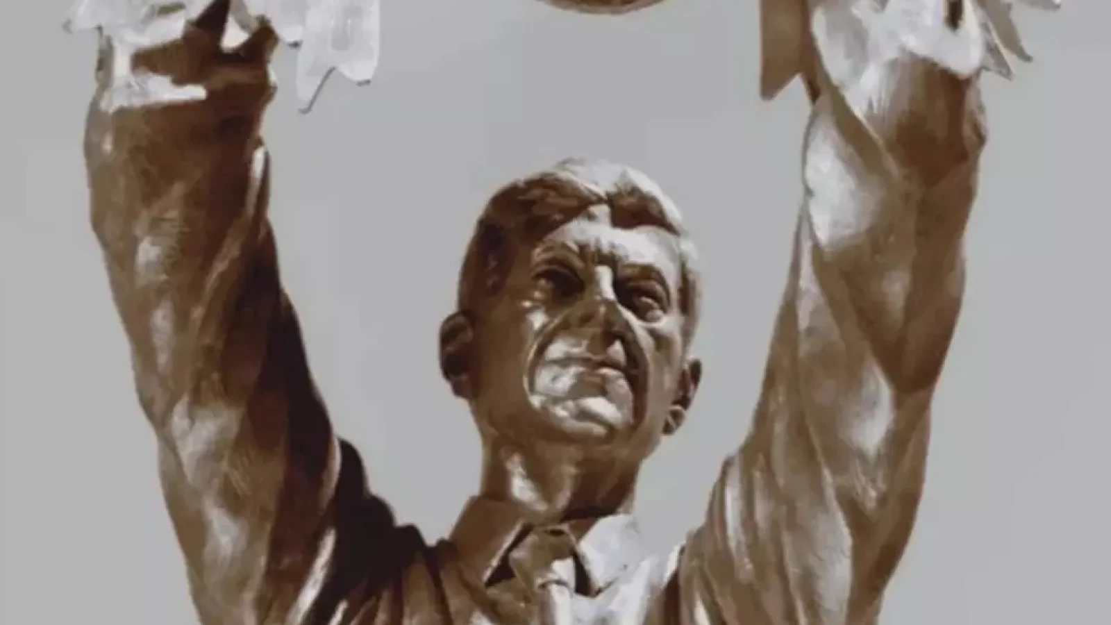 Statue of former Arsenal boss Arsene Wenger unveiled outside Emirates ...