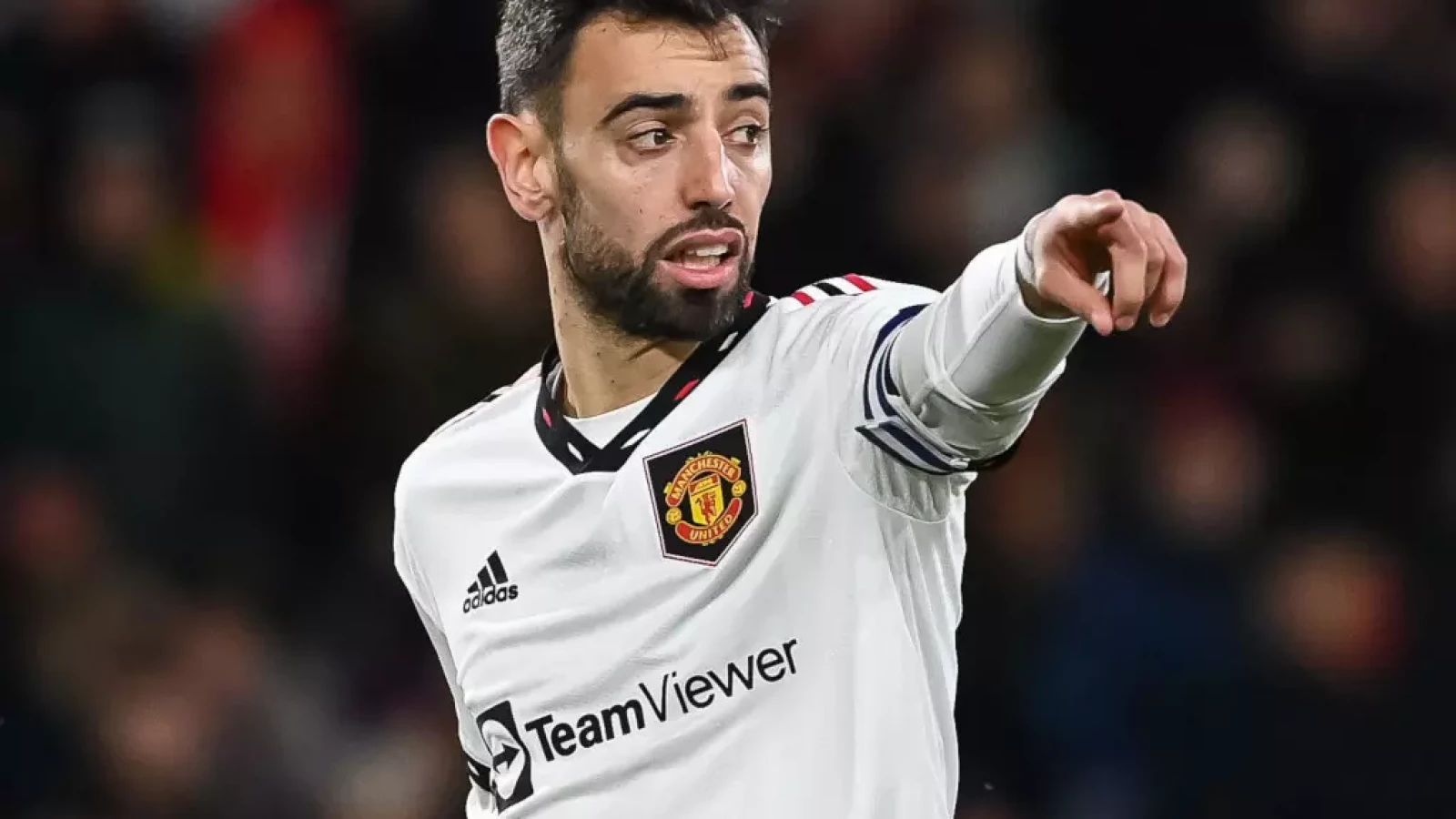 Erik ten Hag sticking with Bruno Fernandes as captain despite Anfield ...