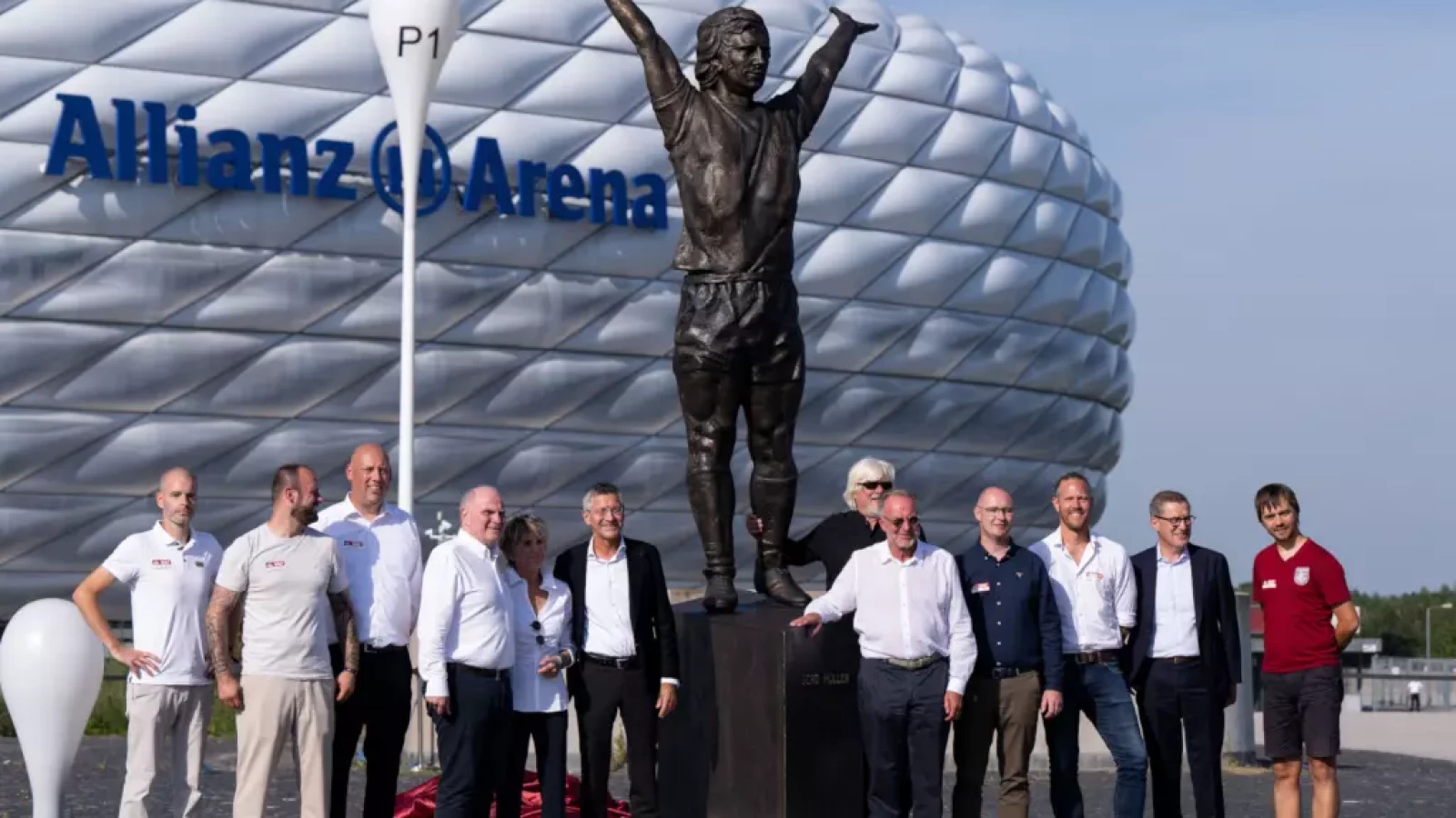 Bayern Munich unveil bronze Gerd Muller statue at Allianz Arena | soccer