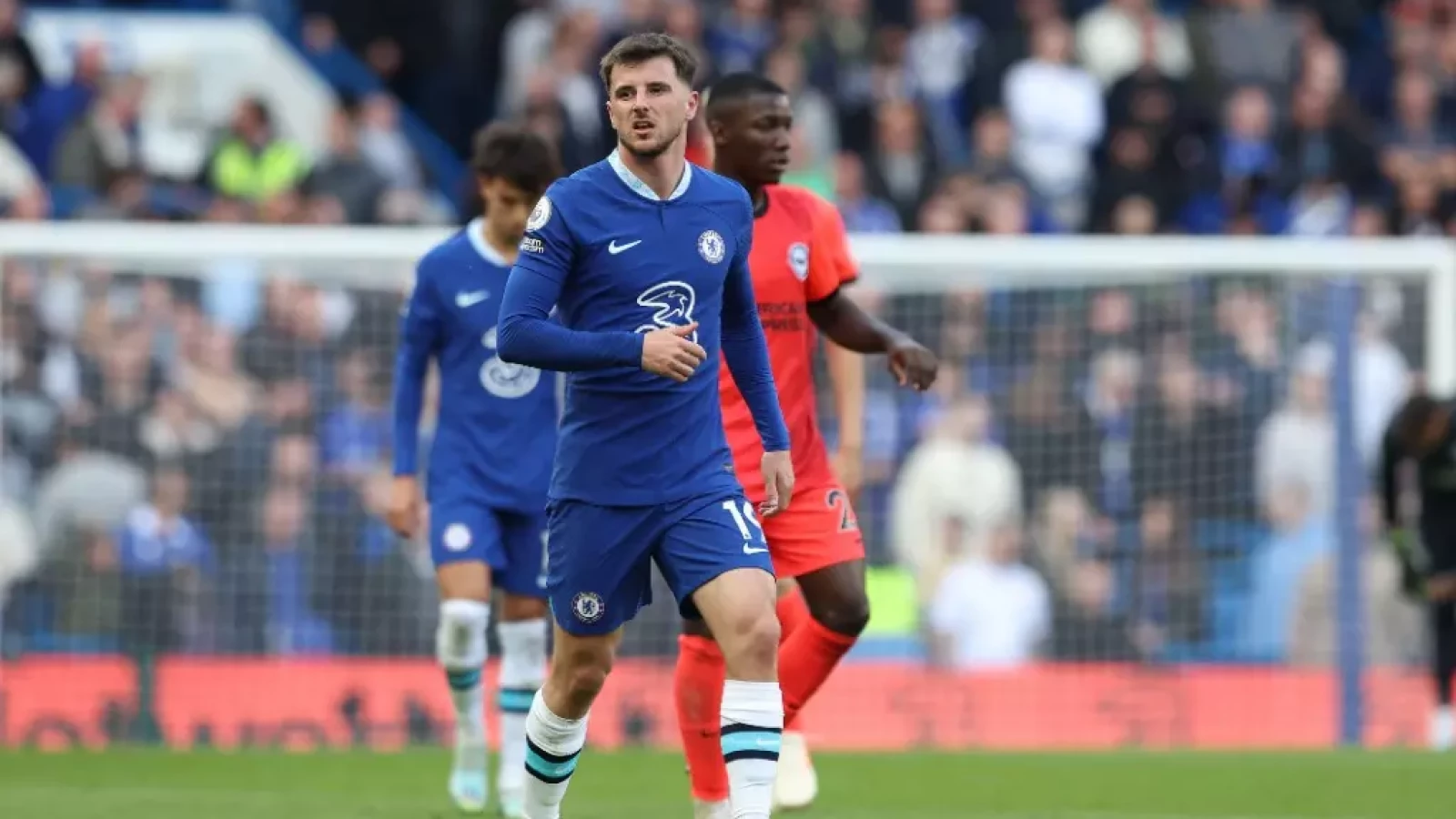 Manchester United make improved, third bid for Chelsea midfielder Mason ...