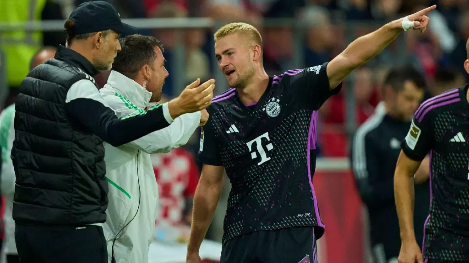 Bayern Munich defender Matthijs de Ligt suffers another knee injury ...