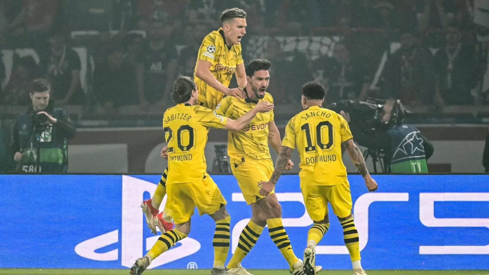 Mats Hummels on target as Borussia Dortmund beat PSG to reach Champions ...