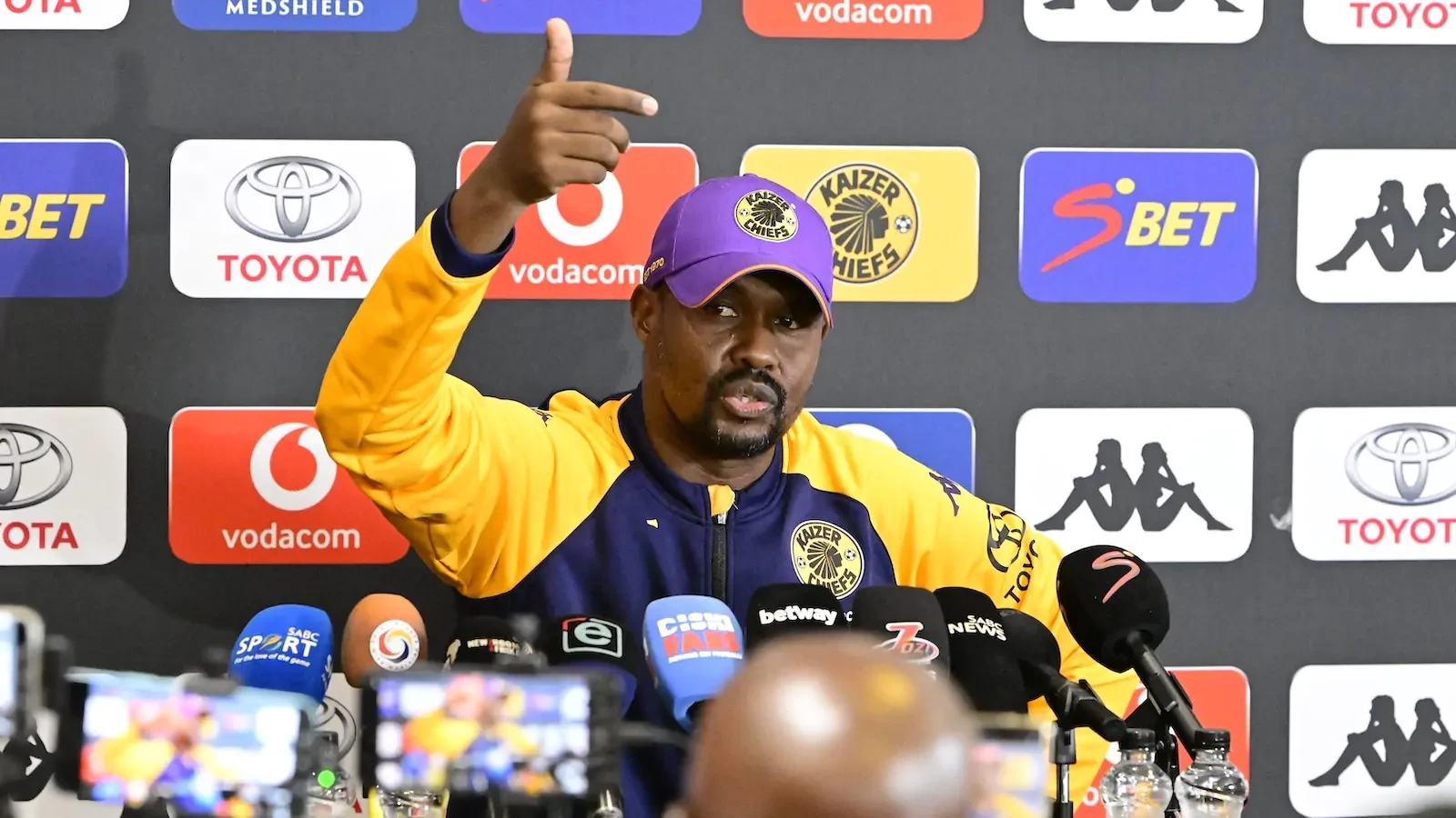 Kaizer Chiefs coach blasts disrespect from outside the club following ...