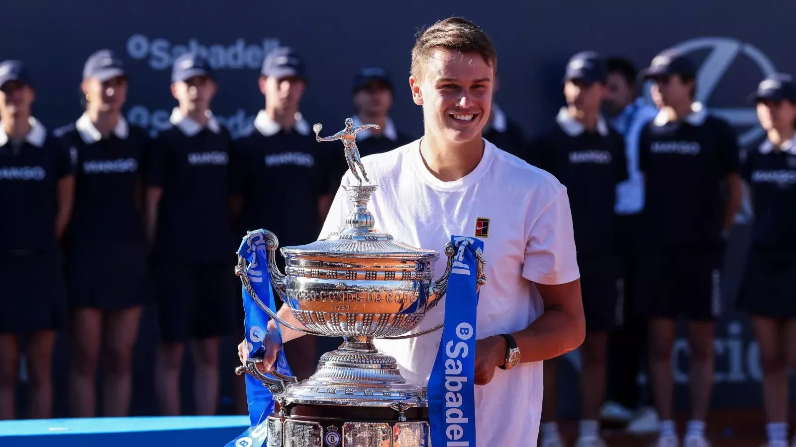 Holger Rune stuns Carlos Alcaraz to win Barcelona Open title | SABC