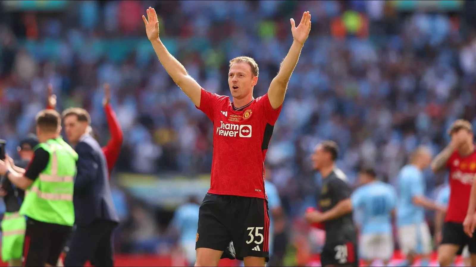 Jonny Evans signs new Man Utd deal | soccer