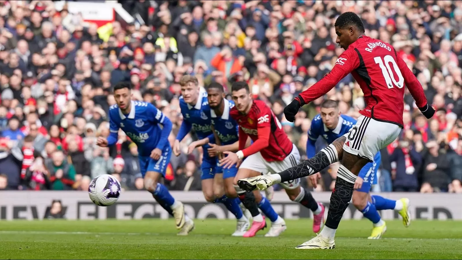 Man United down Everton thanks to Fernandes and Rashford penalties | soccer