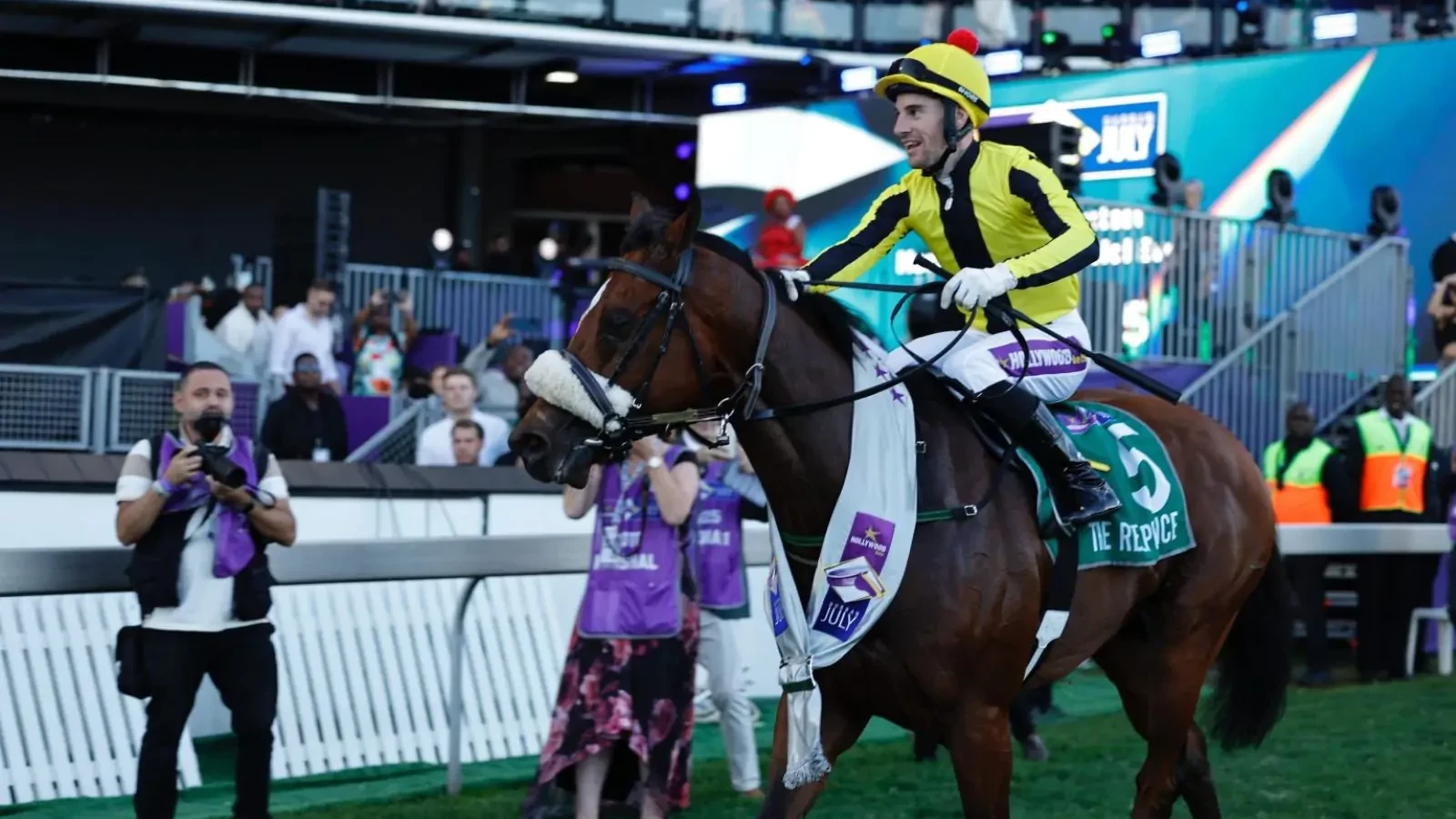 Pure allure: country theme for Africa’s greatest horse racing event | SABC